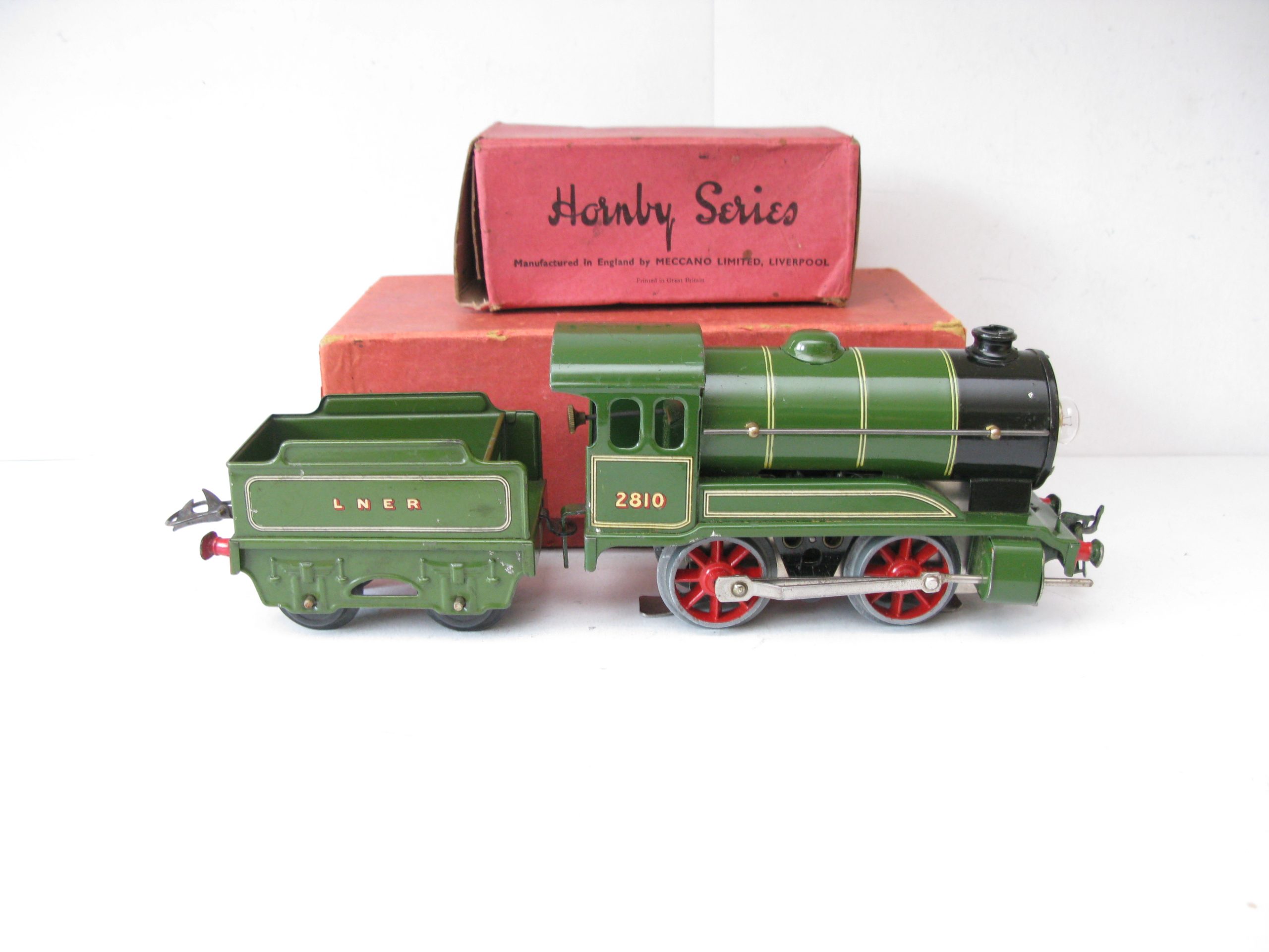 Hornby 0 Gauge E120 Loco & Tender LNER Green No.2810, 3-rail 20 volt ...