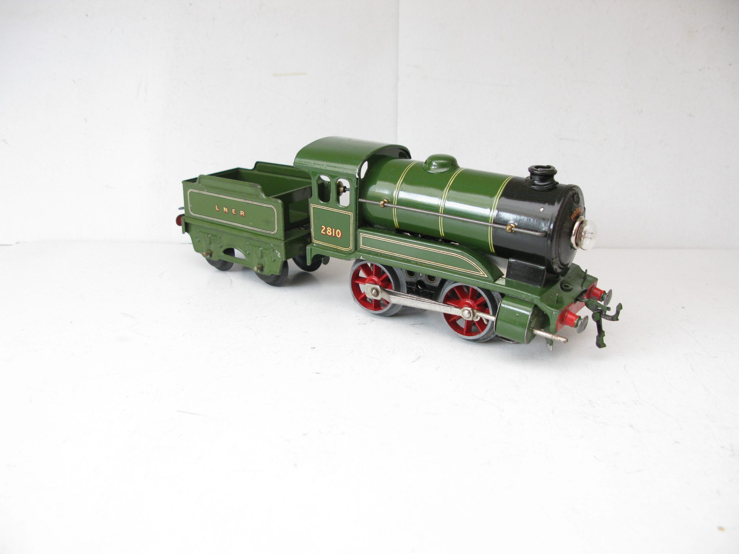 Hornby 0 Gauge E120 Loco & Tender LNER Green No.2810, 3-rail 20 volt ...